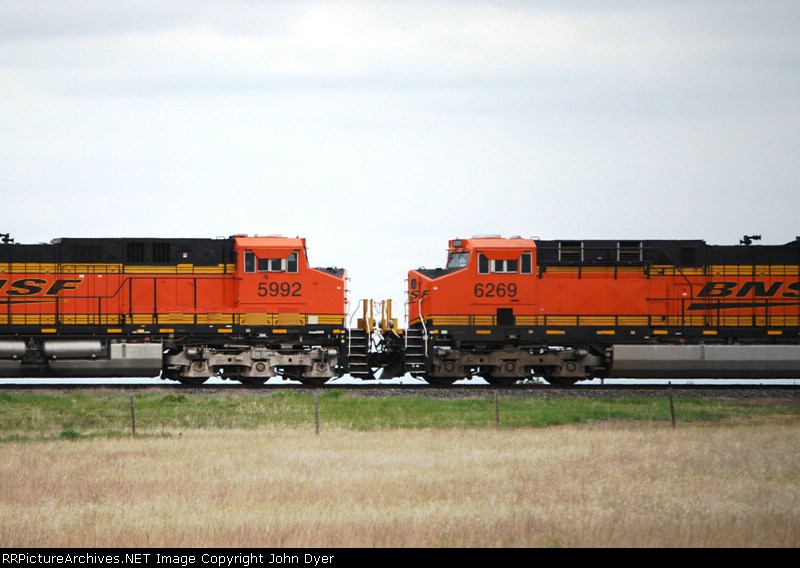 BNSF 5992 and BNSF 6269